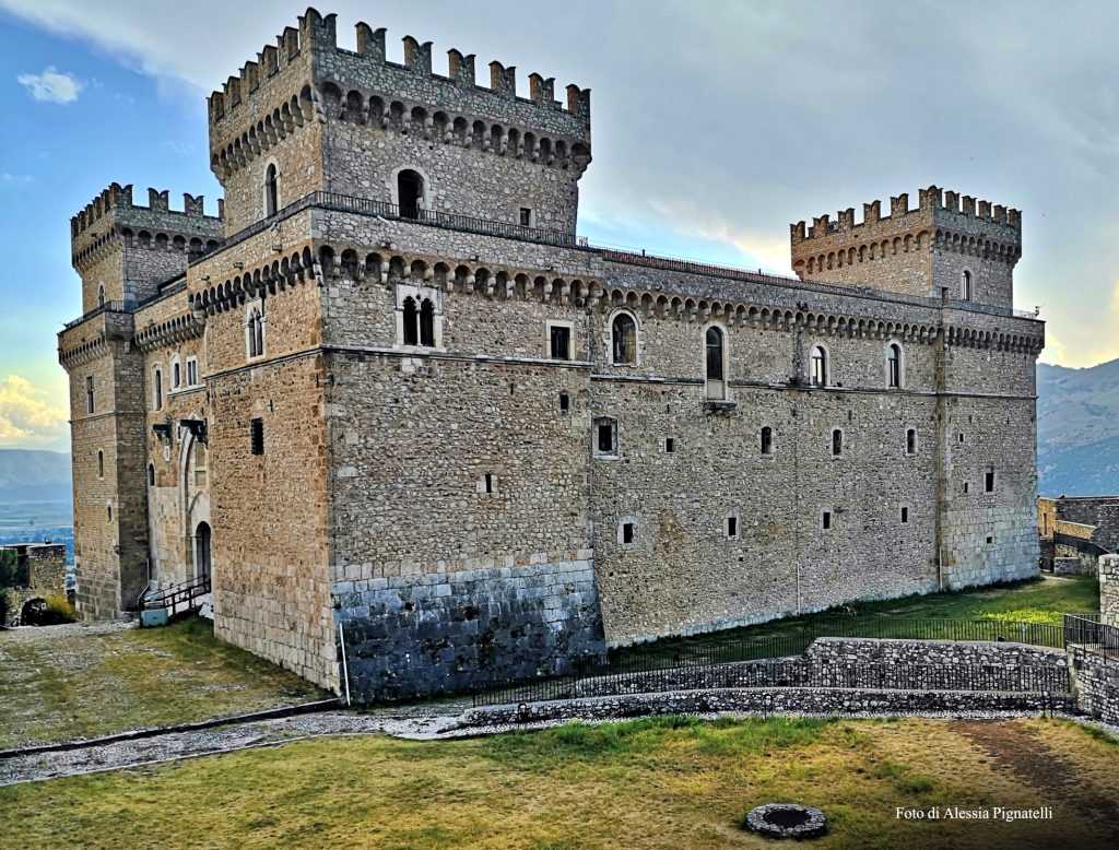 Celano, il castello Piccolomini irrompe in uno scenario da favola ...