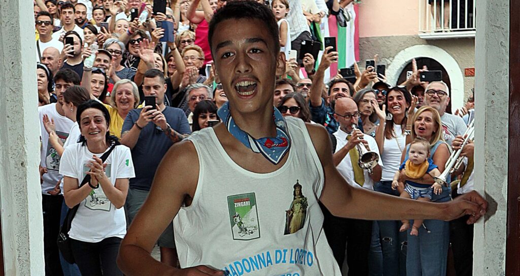 Corsa degli Zingari 2025: Andrea Paletta vince tra 30mila spettatori ...